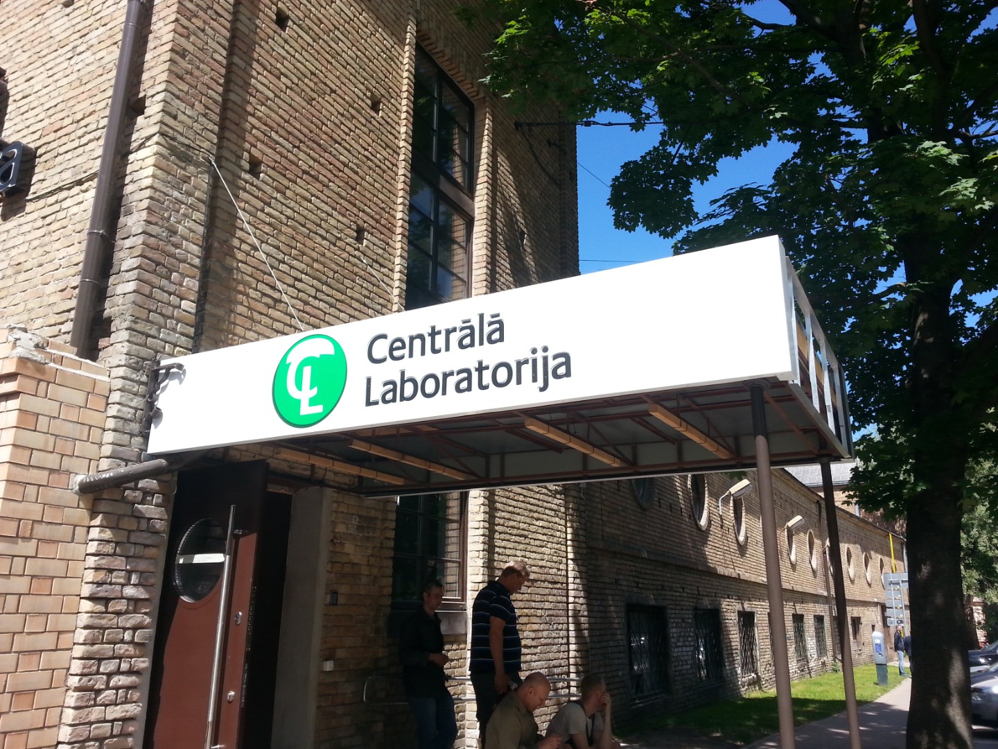 Frēzējam uz CNC kompozītmateriālu. Griežam Neobond Exterior fasāžu ...