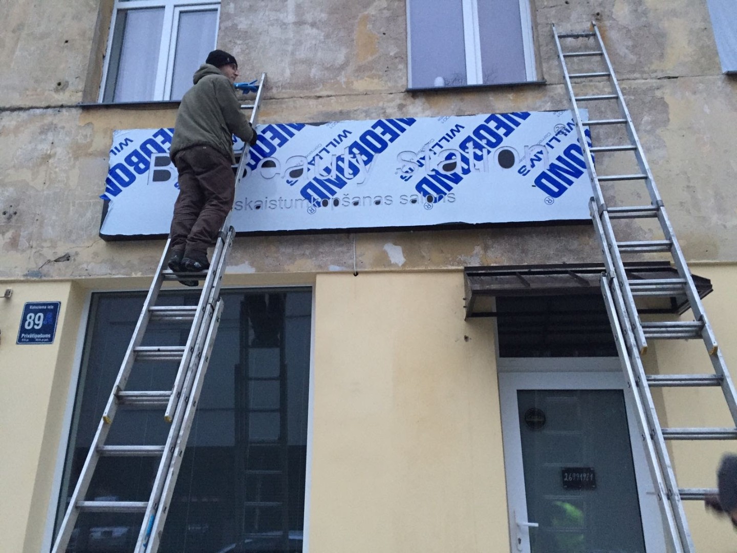 Frēzējam uz CNC kompozītmateriālu. Griežam Neobond Exterior fasāžu ...