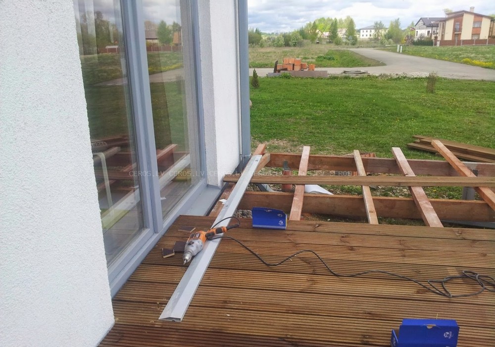 Koka terases izgatavošana un apgaismojums